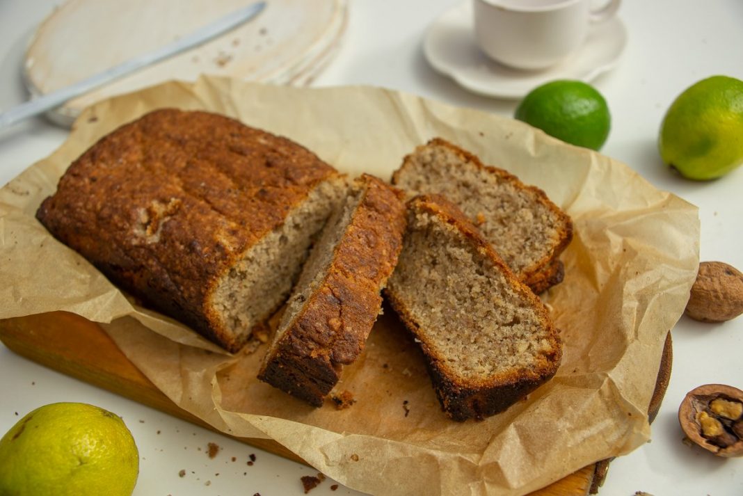 Сладкий банановый хлеб без яиц с грецкими орехами и лаймом. Пошаговый ...