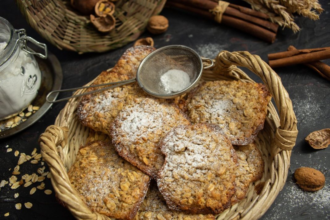 Хрустящее печенье из овсяных хлопьев с грецкими орехами. Пошаговый ...