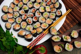 Вкусные домашние роллы с лососем. Пошаговый рецепт с фото — Ботаничка