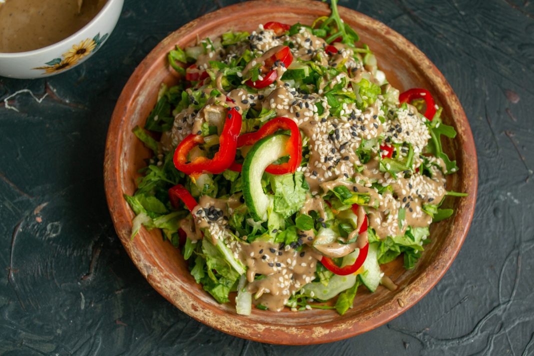 Овощной салат с кунжутным соусом. Пошаговый рецепт с фото — Ботаничка